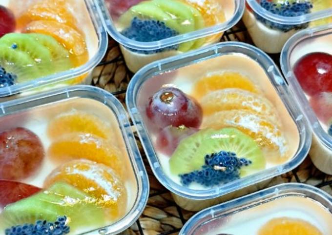 Resep Puding Susu Toping Buah oleh Maya Damamain - Cookpad
