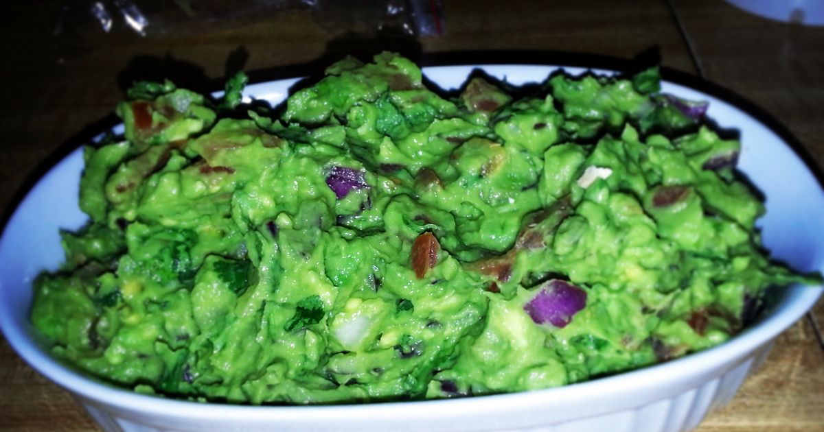 Authentic Mexican Guacamole Recipe by lilymundial09