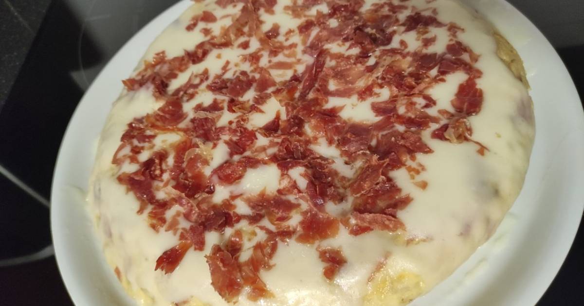 Tortilla de patatas rellena de jamón serrano y topping de alioli y ...