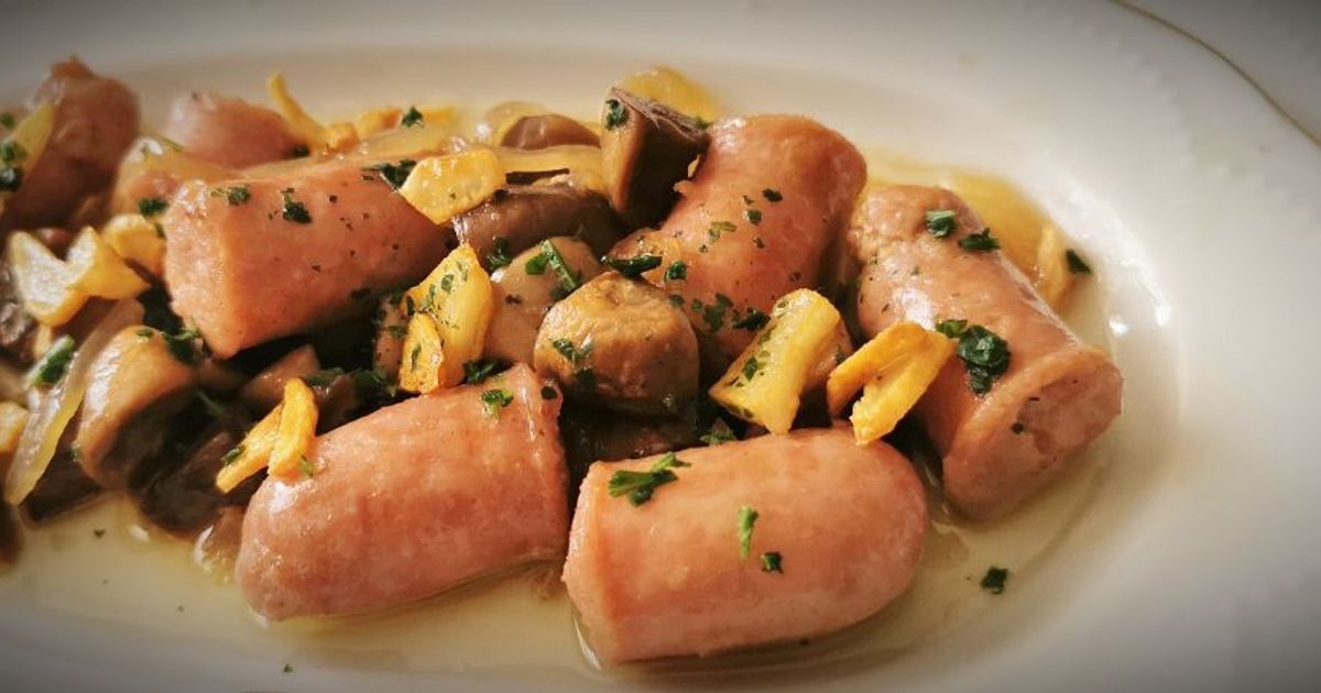 Salchichas Frescas Encebolladas Con Champiñones Receta de josevillalta