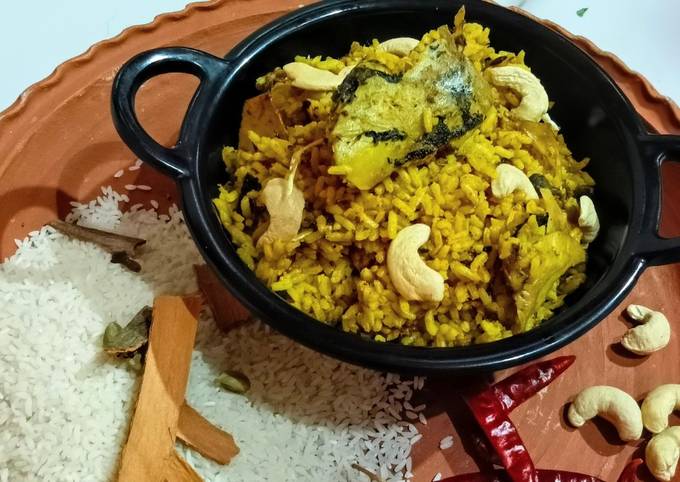 Rupa Pal দ্বারা গোবিন্দভোগ চাল ও রুই মাছের মাথা দিয়ে মুড়িঘন্ট ...