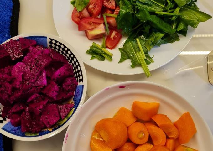 Resep Bayam horenso, wortel, buah naga dan tomat slow juicer oleh ...