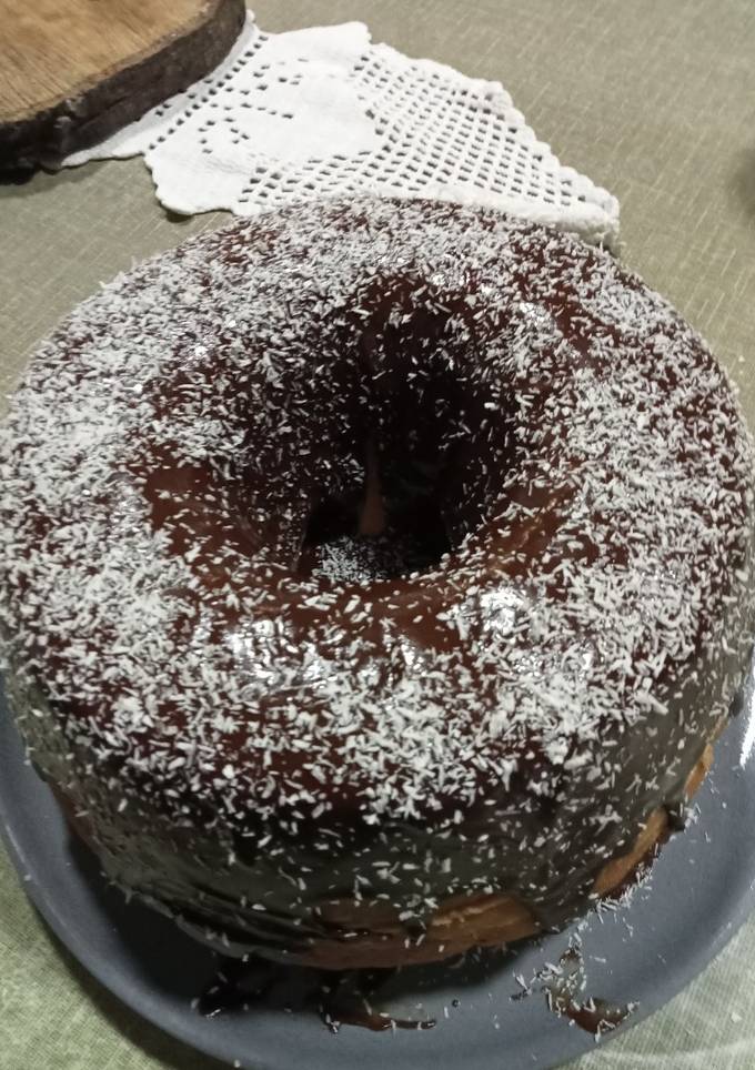 Bolo com cobertura de chocolate e coco ralado Receita por Helena Vila ...