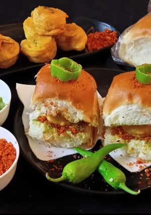 Mumbai Street Style Vada Pav Recipe by Keshma Raichura - Cookpad