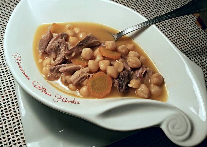 Potaje de garbanzos con gallina y verduras Receta de Alexis Urrutia ...