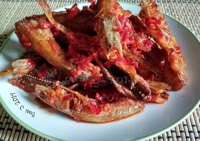 Resep Goreng anak Ikan julung julung balado oleh susi juniarti - Cookpad