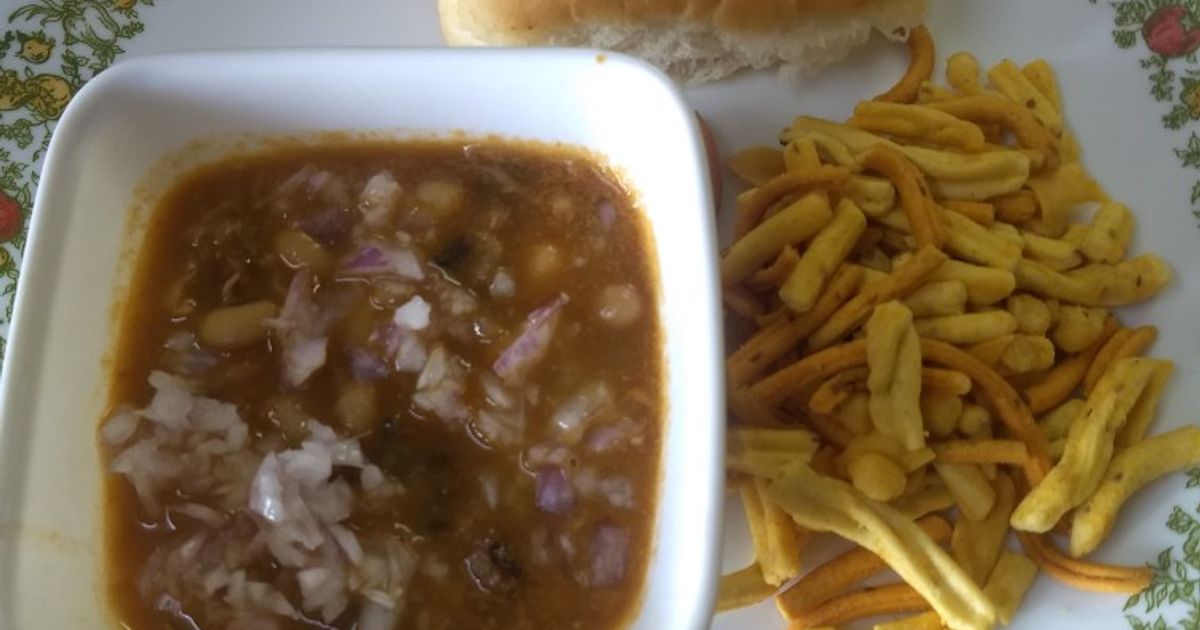 Sprout Misal Recipe by Laju Gehani - Cookpad