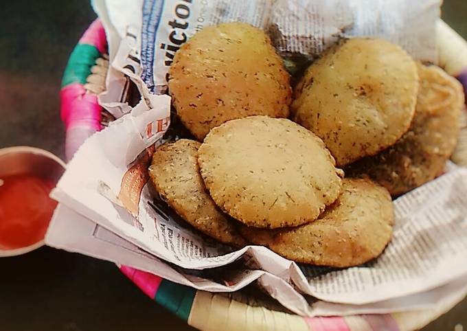 Lahsun batata poori Recipe by Dipti Udit Tiwari - Cookpad