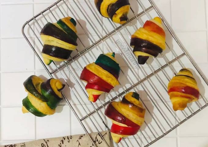 Resep Mini Rainbow Croissant oleh Yoes - Cookpad