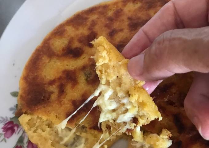 Arepa rellena con masa y chicharrón Receta de Agripina picón.- Cookpad
