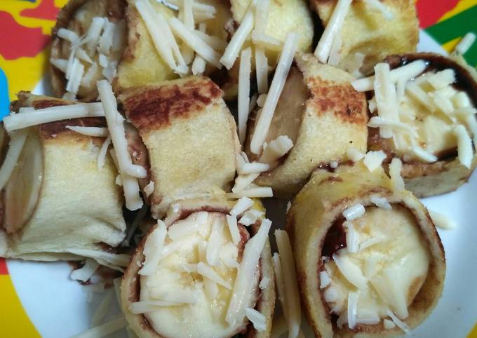Resep Banana Choco-cheese Sandwich Rolls oleh Tatie P. Sugara - Cookpad