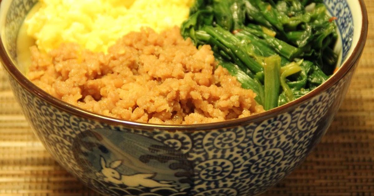 Old Fashioned Tri Color Rice Bowl With Chicken Soboro Recipe by cookpad ...