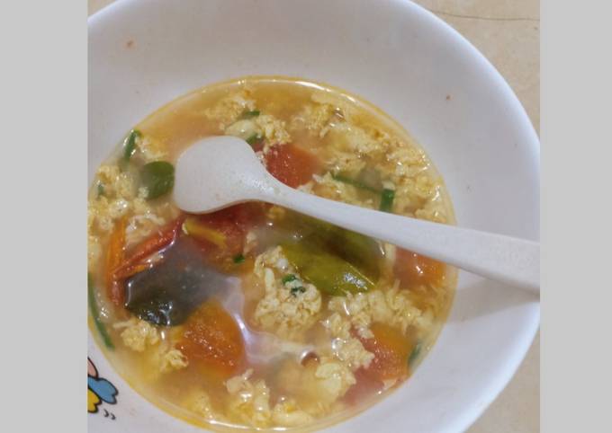 Resep Sup telur tomat simple oleh Vitri dahda - Cookpad