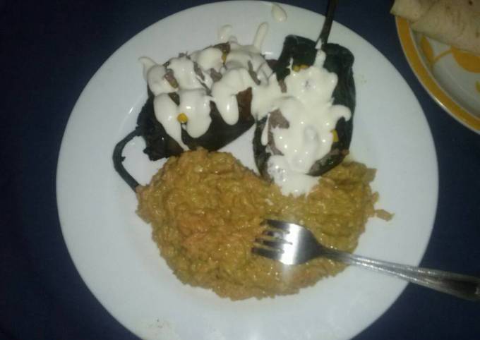 Chiles poblanos rellenos y arroz con salsa poblana Receta de Estefania ...