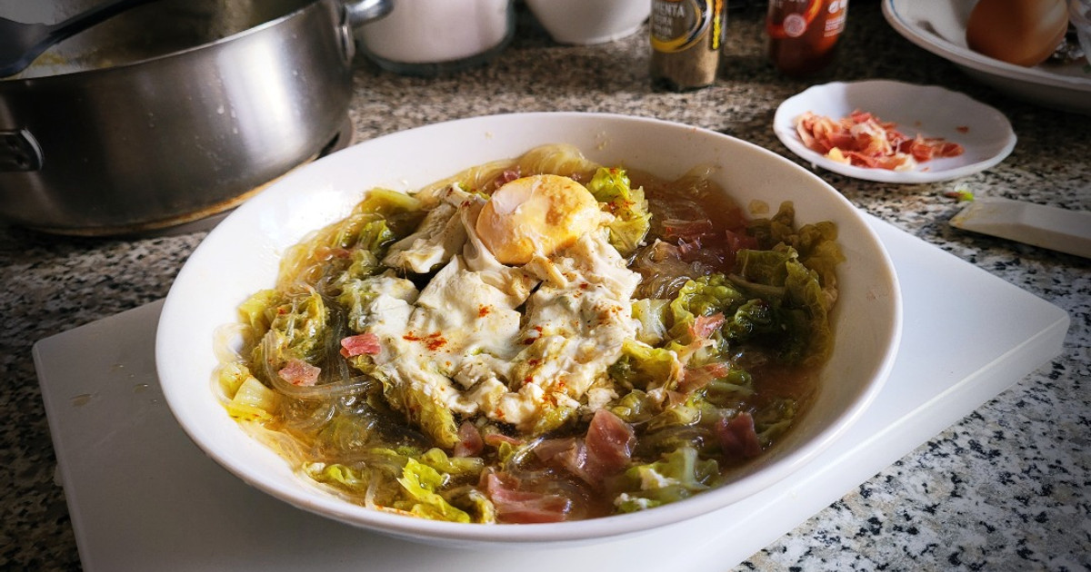 Sopa De Repollo Con Fideos Chinos Y Huevo Cocido Receta de Montse ...