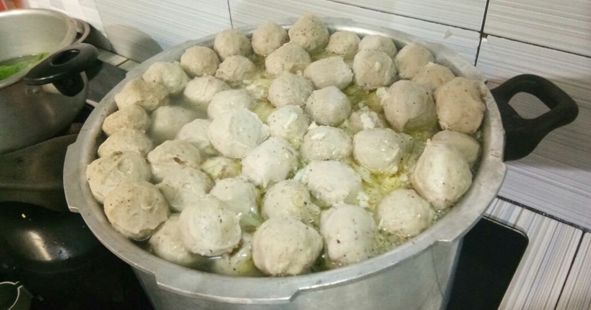 Resep Bakso Daging Homemade Kenyal Dan Enak oleh Diah MamaRara - Cookpad