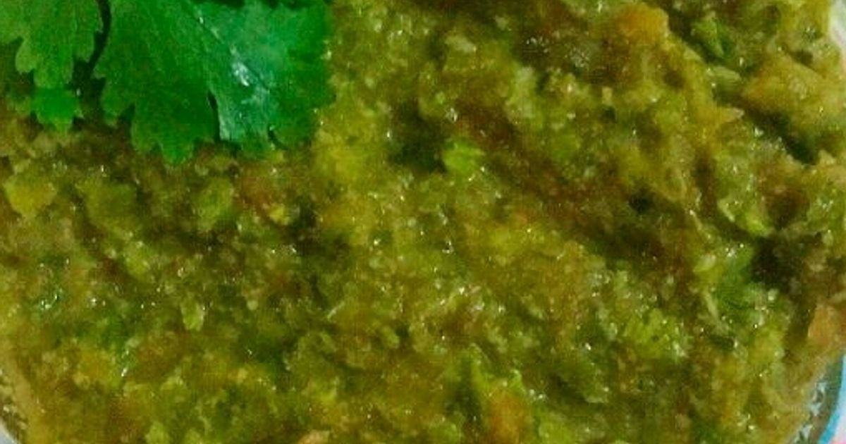 Green Coriander And Green Chane Ki Chutney Recipe by Sarika Narang ...