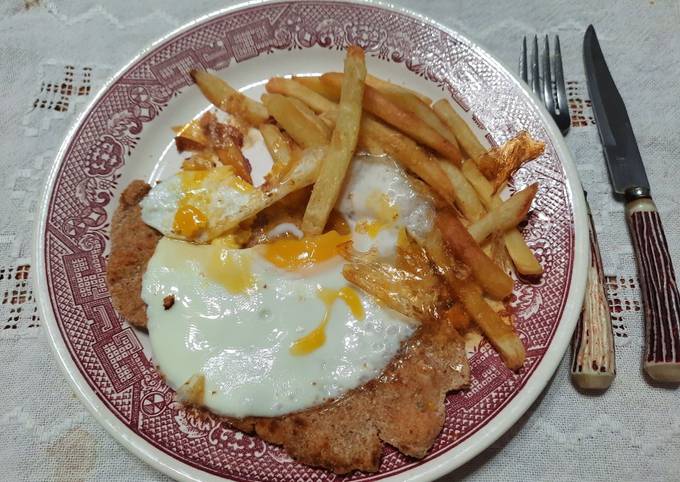 Milanesa, papas, huevo a caballo Receta de La profe Luisa- Cookpad