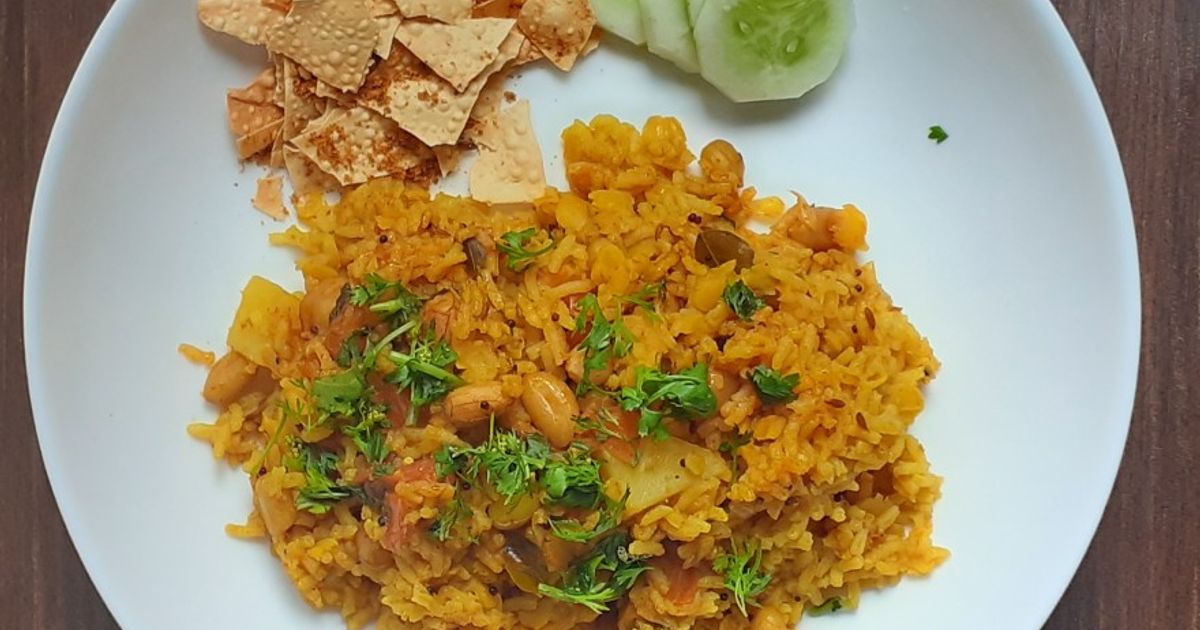 खान्देशी मसाला खिचडी (Masala Khichdi Recipe In Marathi) रेसिपी Hema ...