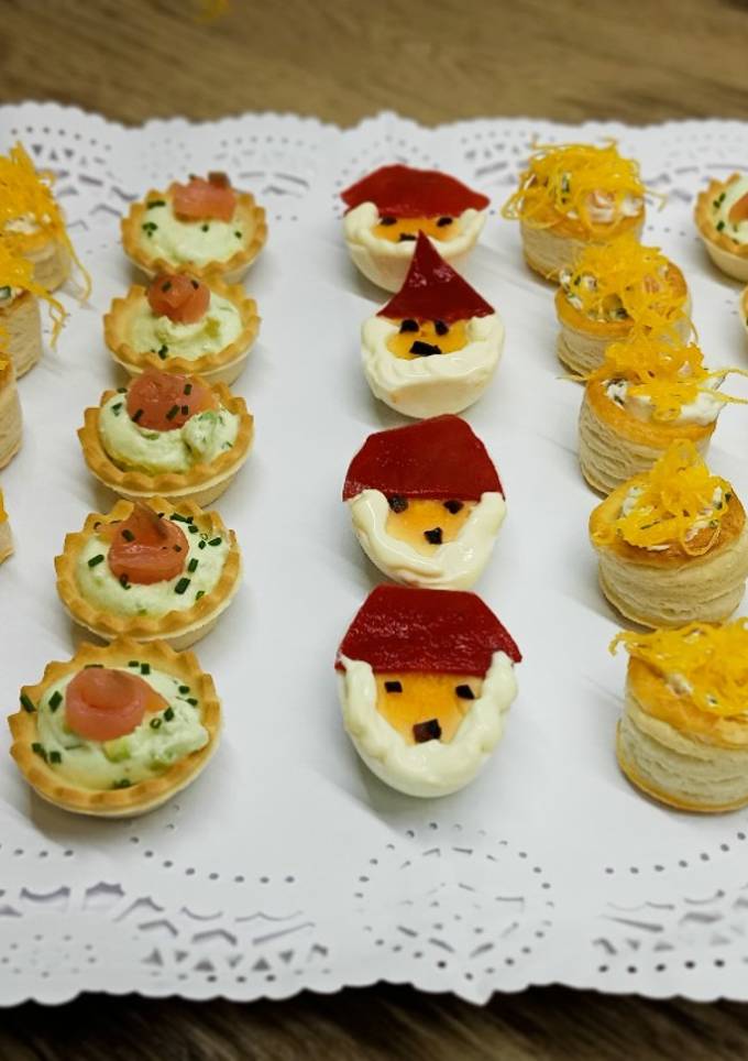 Canapés de salmón, y huevos de Papá Noel Receta de Fini Bautista Angulo ...