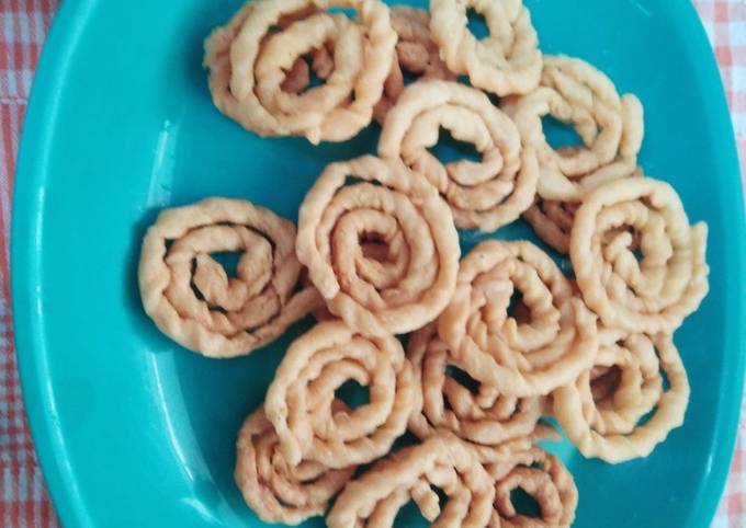 Kayi Murukku, Hand Shaped Chakri, South Indian Recipe by Bina Anjaria ...