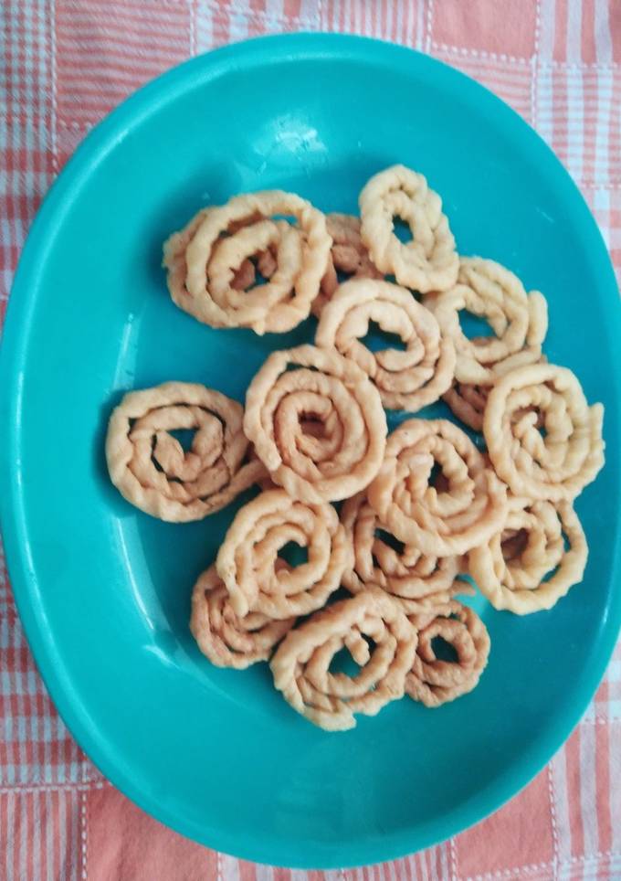Kayi Murukku, Hand Shaped Chakri, South Indian Recipe by Bina Anjaria ...