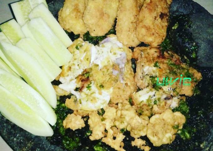 Resep Ayam geprek cabe ijo oleh Pawon Dhenok - Cookpad