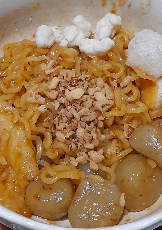 Resep Mie Goreng Topping Baso Aci oleh Ave Romantie Diaz Adare - Cookpad