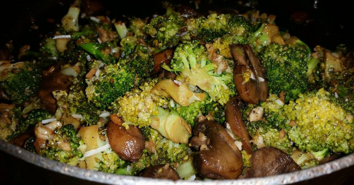 Garlic Parmesan Broccoli & Mushrooms Recipe by Kari Campos🥑🌶