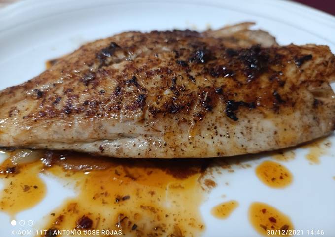 Filete de Dorada a la plancha con cebolla francesa y tomate Receta de ...