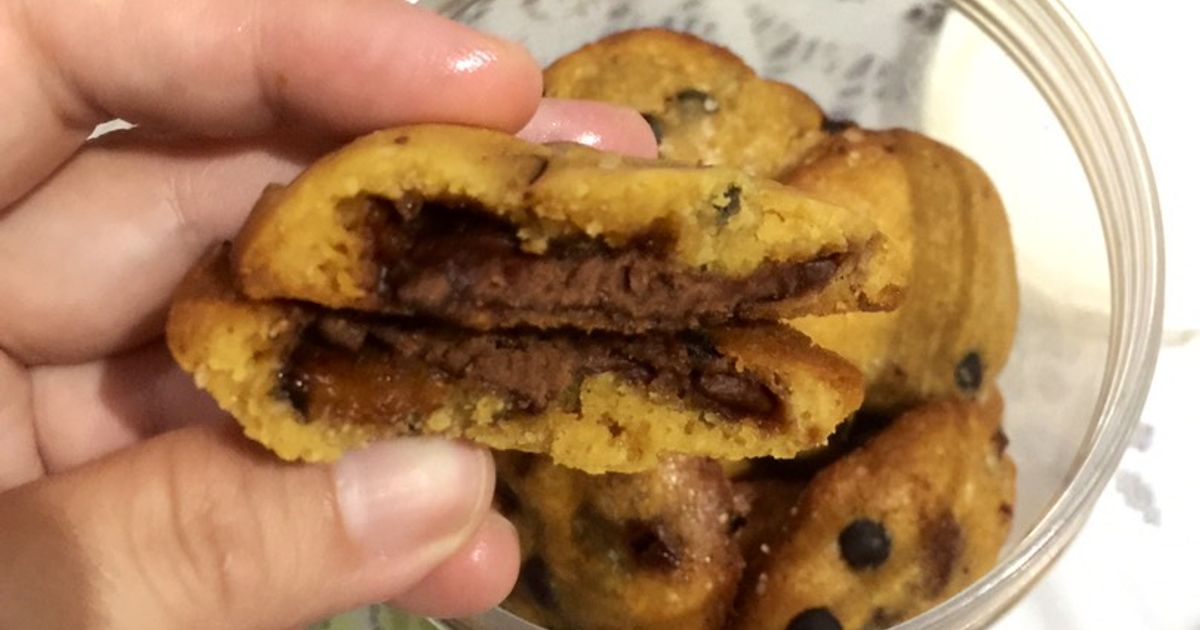 Resep Chocolate Chip Cookies Filling Nutella Luar Garing Dalamnya Empuk ...