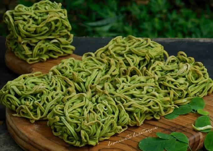 Resep Mie Kering Daun Kelor oleh desmawati kuretangin - Cookpad