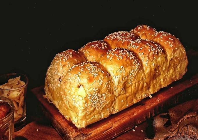 Resep ROTI Kurma Almond oleh Novi Rahma - Cookpad