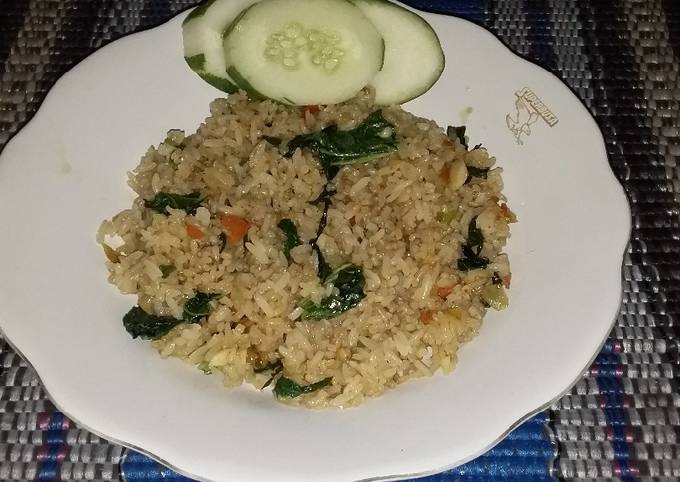 Resep Nasgor (Tanpa Ayam+Telur)rasa Resto oleh P.Gito - Cookpad