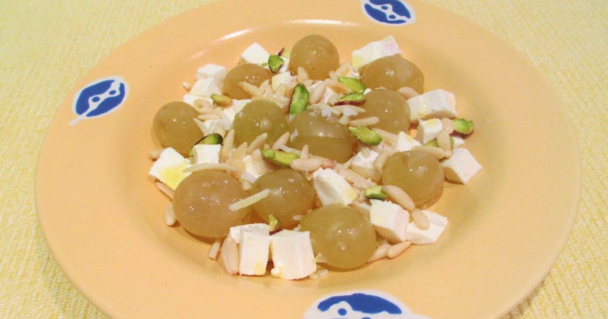 Uvas Blancas, Queso Fresco Tradicional Y Frutos Secos Para El Desayuno ...