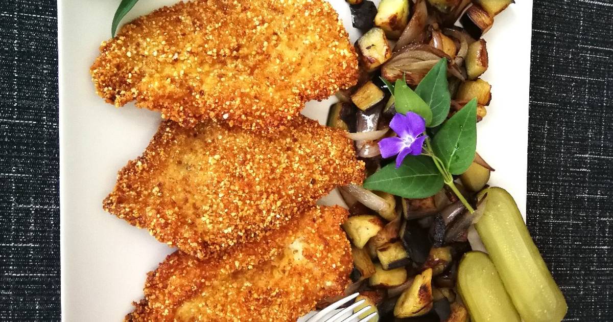 Filete de pechuga de pollo rebozadas con verdura salteada Receta de ...
