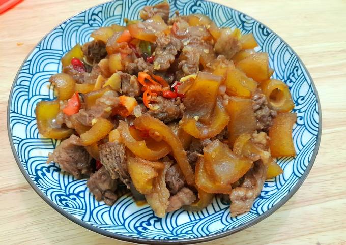 Resep Oseng daging dan cecek/kulit sapi oleh dinda yunie - Cookpad