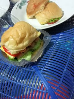 Resep Burger Simple Ala Rumahan oleh Zhaa - Cookpad
