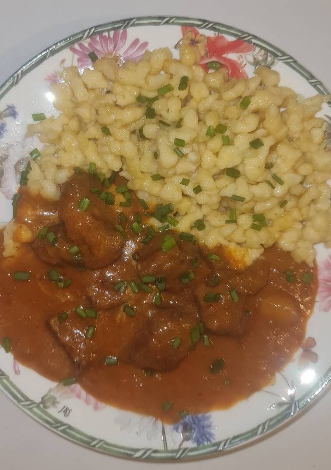 Brauhaus-Gulasch mit Spätzle Rezept von EneMeneMichi - Cookpad