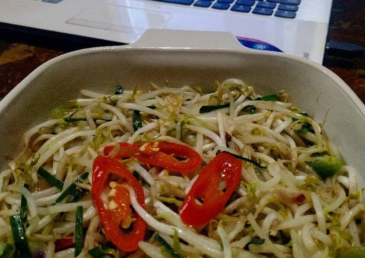 Resep Tumis Toge Daun Kucai oleh Soraya Dwinanda - Cookpad