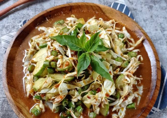 Resep Karedok bumbu pecel oleh Mama Queen - Cookpad