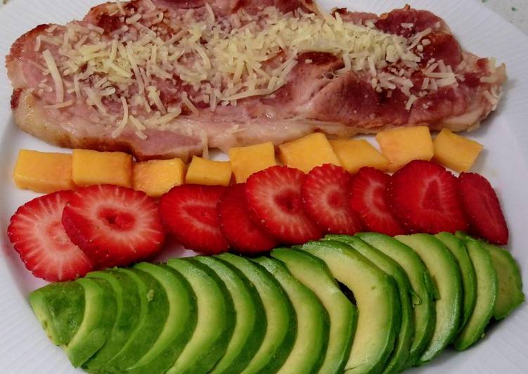 Lacón ahumado asado con parmesano y ensalada de aguacate, papaya y ...