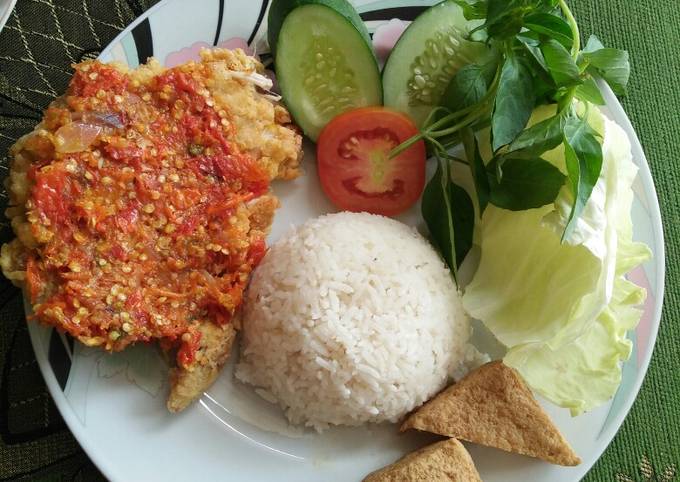 Resep Ayam geprek sambal judes oleh Annur - Cookpad