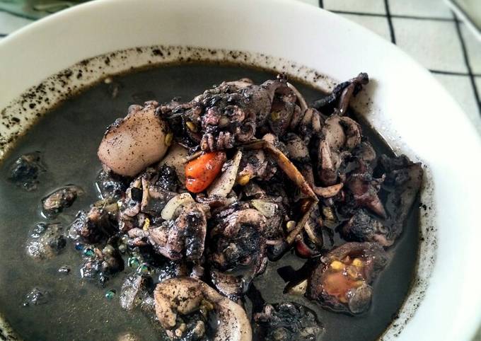 Resep Cumi Masak Kuah Tinta Hitam (Blakutak) oleh Rezita May - Cookpad