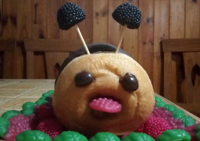 Gusano o ciempiés de donuts y chuches Receta de Aydil - Cookpad