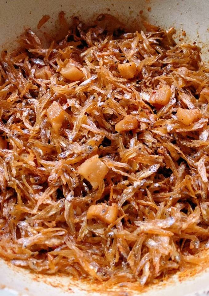 Cách Làm Món Khô cá cơm rim nước mắm, tóp mỡ của Arany Green - Cookpad