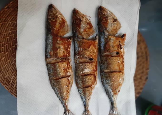 Resep 2. Goreng Ikan Kembung Garing dengan sedikit minyak oleh tehitaa ...