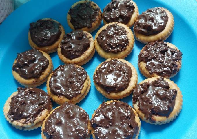 Resep Biskuit peanut choco crunchy simpel oleh ayya d razzka - Cookpad