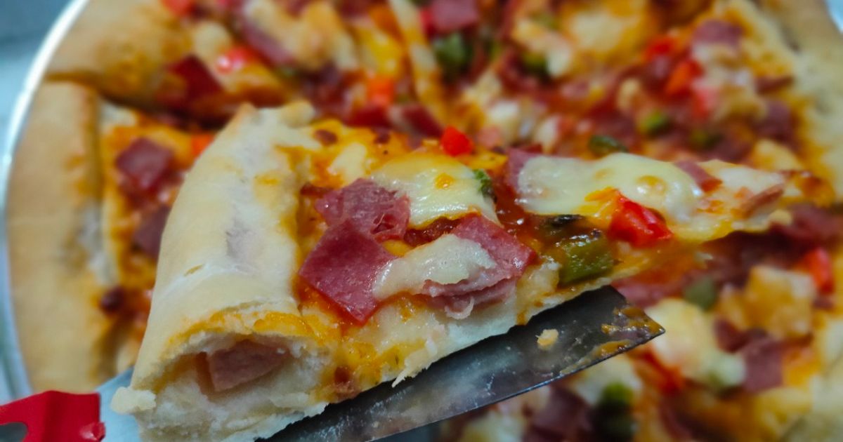 Resep Pizza Simple "Ala Pizzahut" Home Made oleh Bunda Giefa - Cookpad