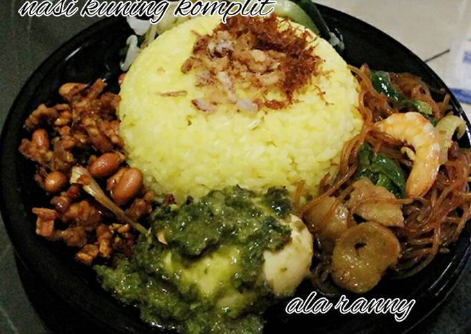 Resep Nasi kuning rice cooker komplit oleh Ranny tanudibrata - Cookpad